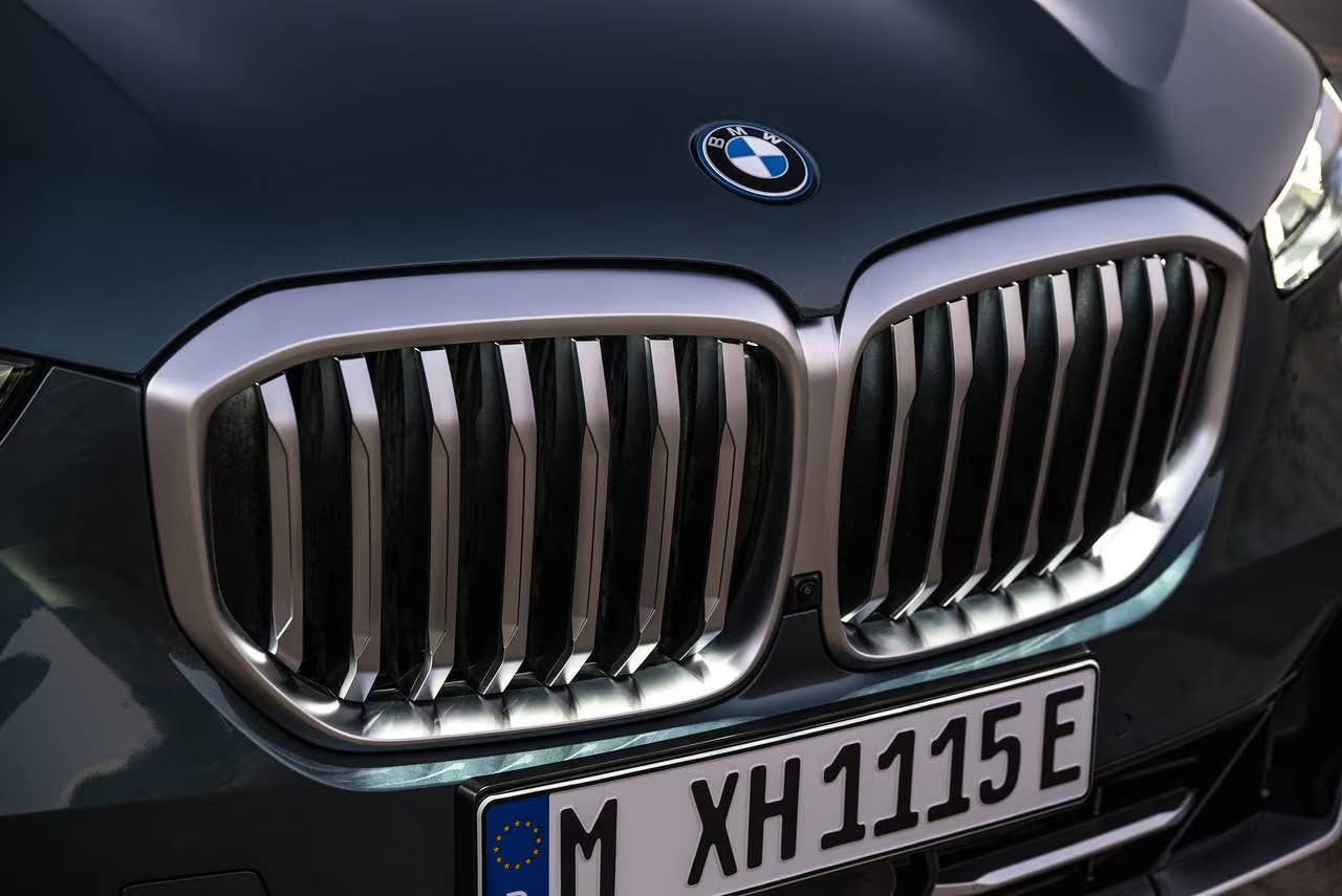 Genesis GV80 vs. BMW X5 - Road Ethos